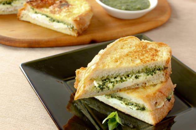Mozzarella in Carrozza Recipe - Food Fanatic