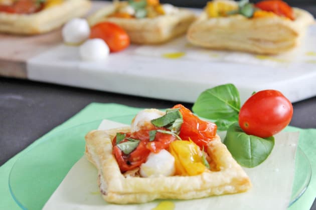 Caprese Tarts Recipe - Food Fanatic