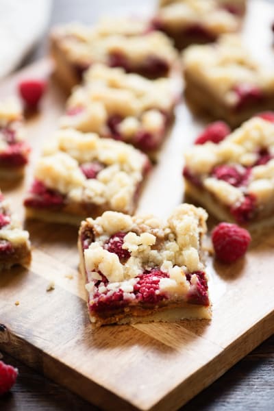 Raspberry Biscoff Crumb Bars Recipe - Food Fanatic