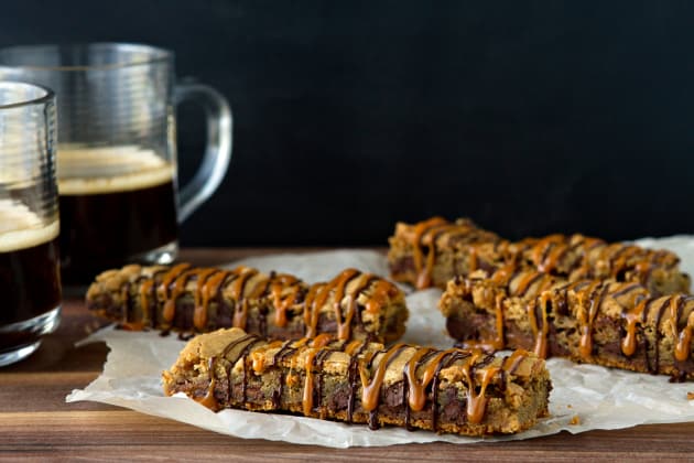 Rolo Cookie Bars Recipe - Food Fanatic