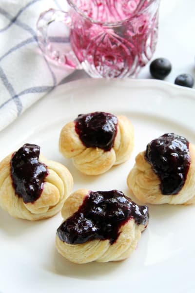 Easy Puff Pastry Blueberry Knots Recipe - Food Fanatic