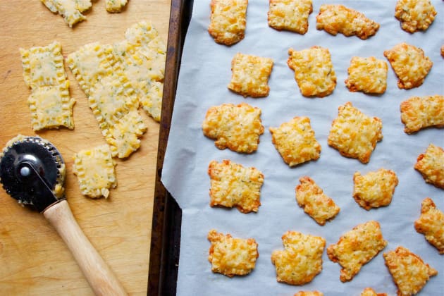 Homemade Cheese Crackers Recipe - Food Fanatic