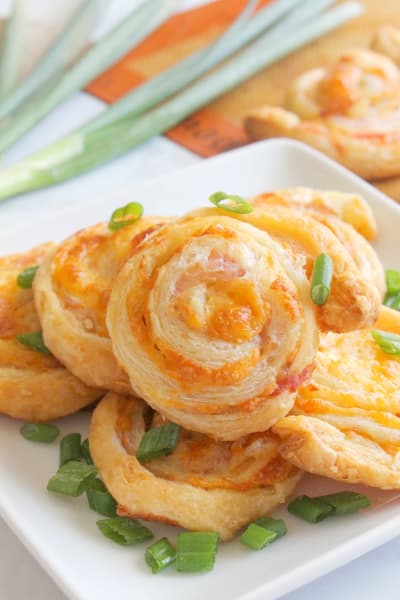 Bacon Cheddar Pinwheels Recipe - Food Fanatic